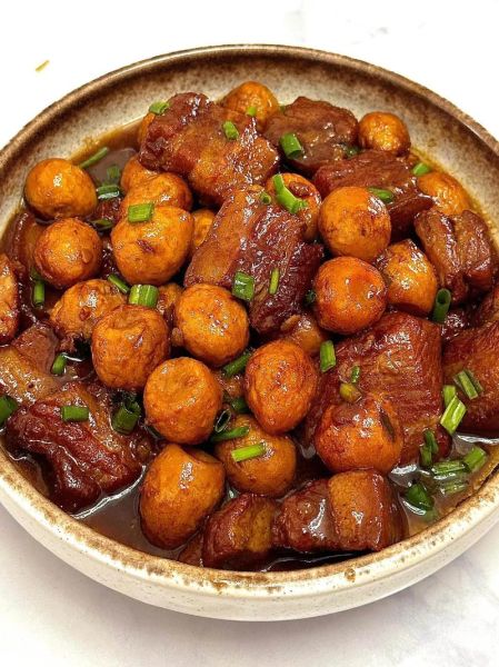 红烧肉鹌鹑蛋怎么做_鹌鹑蛋红烧肉家常做法-第1张图片-山城妙识