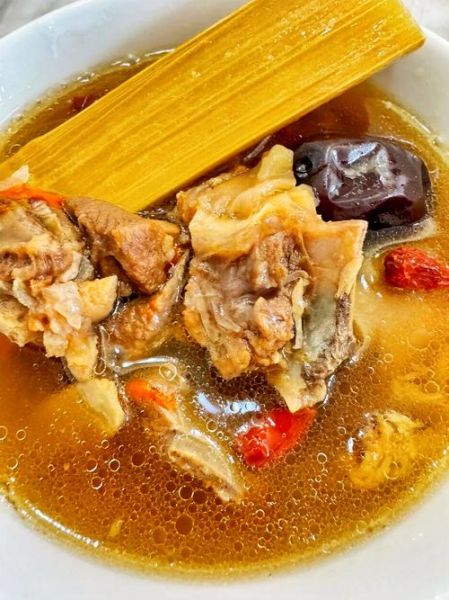 广东人煲羊肉汤放什么药材_羊肉汤药材搭配禁忌-第1张图片-山城妙识