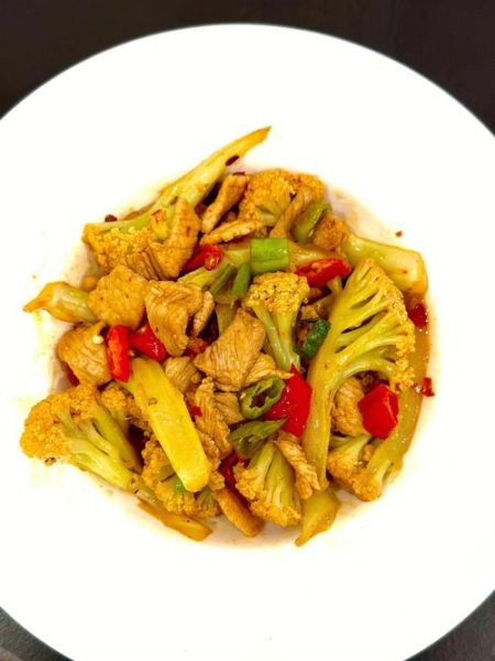 菜花炒肉要不要焯水_菜花炒肉焯水多久-第3张图片-山城妙识