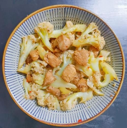 菜花炒肉要不要焯水_菜花炒肉焯水多久-第2张图片-山城妙识