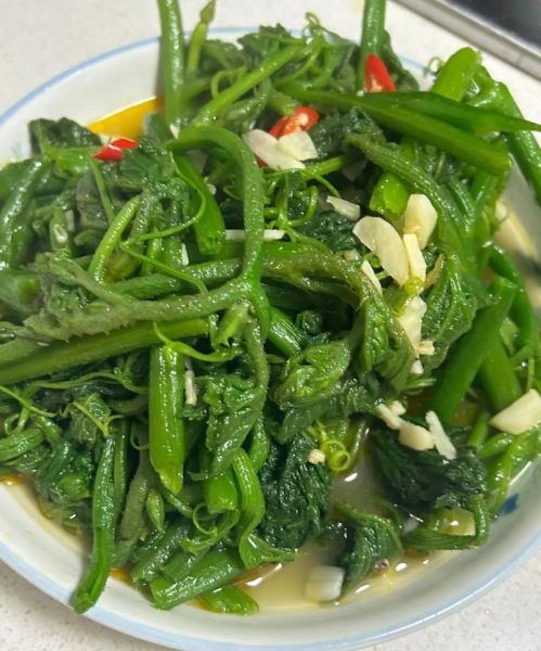 蒜苗炒辣椒怎么做_蒜苗炒辣椒的家常做法-第2张图片-山城妙识