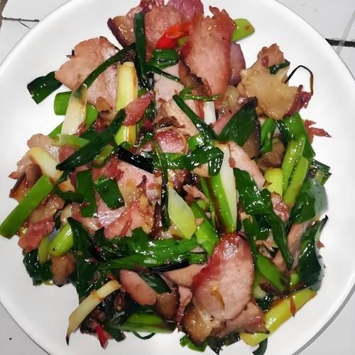 腊肉炒蒜苗怎么做_腊肉炒蒜苗用焯水吗-第3张图片-山城妙识