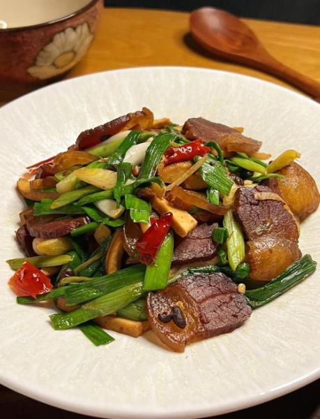 腊肉炒蒜苗怎么做_腊肉炒蒜苗用焯水吗-第1张图片-山城妙识