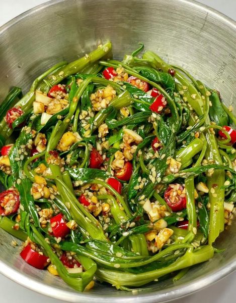 凉拌空心菜怎么做_空心菜焯水几分钟才脆绿-第1张图片-山城妙识