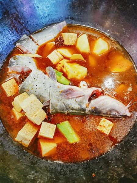 铁锅炖鱼用什么鱼好吃_铁锅炖鱼选鱼技巧-第1张图片-山城妙识