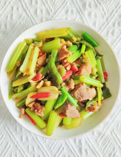 芹菜炒肉热量是多少_减肥能吃吗-第1张图片-山城妙识 芹菜炒肉热量是多少_减肥能吃吗-第1张图片-山城妙识