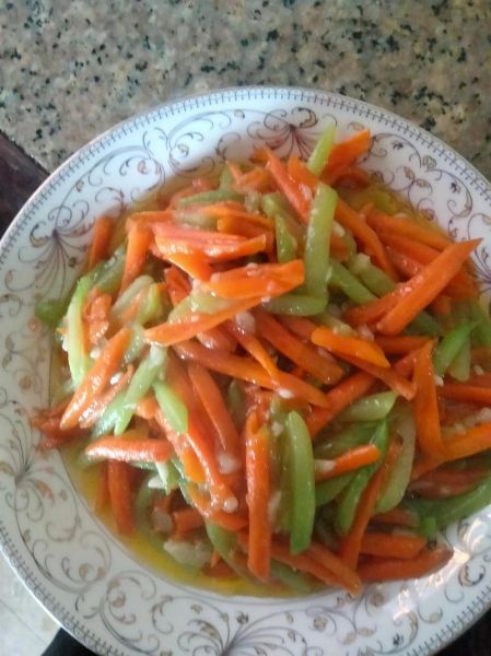 莴笋炒胡萝卜怎么炒好吃_莴笋胡萝卜做法大全-第3张图片-山城妙识