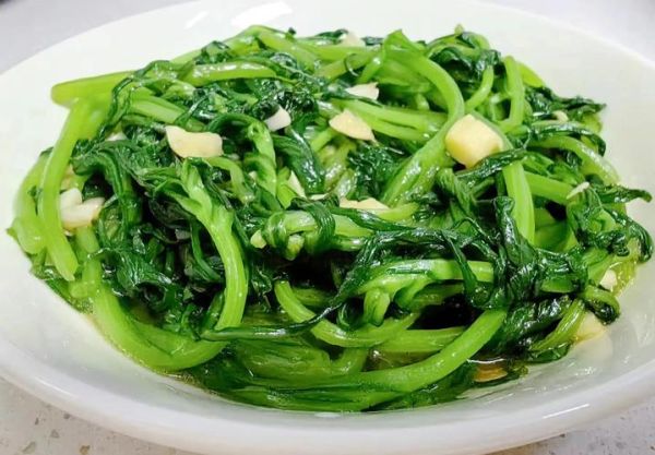 茼蒿菜怎么炒好吃_茼蒿菜炒几分钟才脆嫩-第1张图片-山城妙识