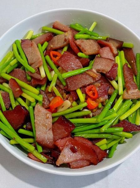 腊肉需要煮熟再炒吗_腊肉炒之前要不要焯水-第1张图片-山城妙识