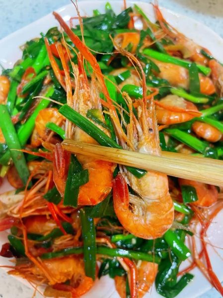 韭菜炒河虾怎么炒才脆嫩_韭菜炒河虾的家常做法窍门-第3张图片-山城妙识