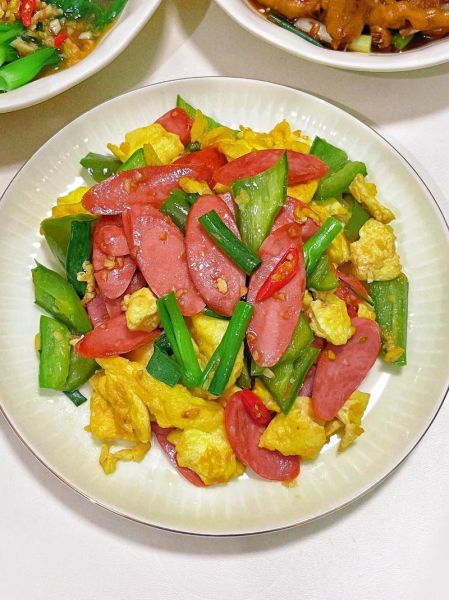 火腿肠炒鸡蛋怎么做才嫩_火腿肠炒鸡蛋热量高吗-第1张图片-山城妙识