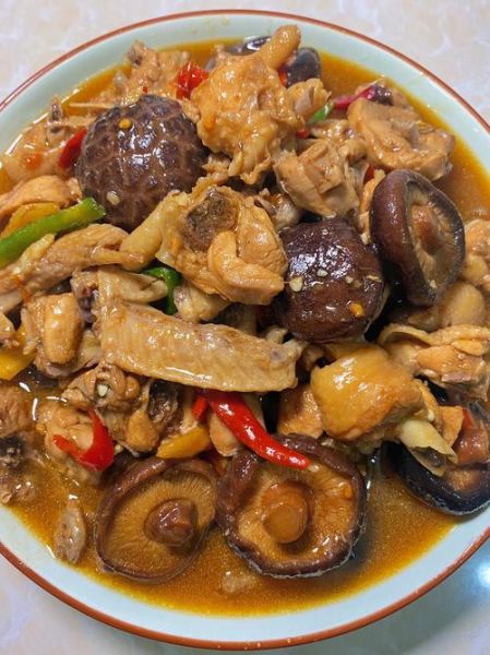 香菇焖鸡肉怎么做好吃_香菇焖鸡肉用干香菇还是鲜香菇-第1张图片-山城妙识