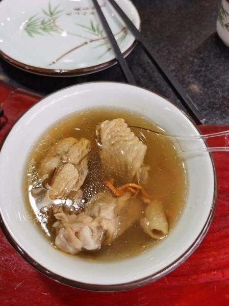 鲁朗石锅鸡哪里正宗_鲁朗石锅鸡多少钱-第1张图片-山城妙识