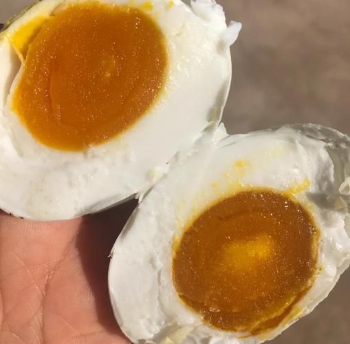 咸鸭蛋怎么吃好吃不咸_咸鸭蛋去咸技巧-第1张图片-山城妙识