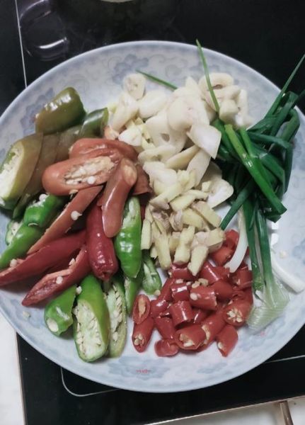 红烧三文鱼怎么做好吃_红烧三文鱼的做法窍门-第1张图片-山城妙识