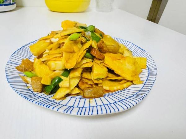 炒竹笋的家常做法大全_竹笋怎么炒才脆嫩不涩-第3张图片-山城妙识