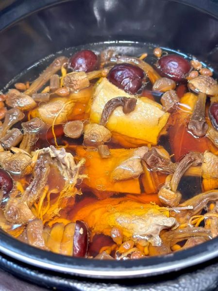 姬松茸煲鸡的功效与禁忌_姬松茸煲鸡哪些人不能吃-第2张图片-山城妙识