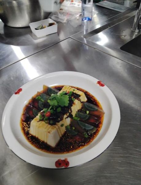 内酯豆腐松花蛋怎么做_松花蛋拌内酯豆腐几分钟搞定-第2张图片-山城妙识 内酯豆腐松花蛋怎么做_松花蛋拌内酯豆腐几分钟搞定-第2张图片-山城妙识