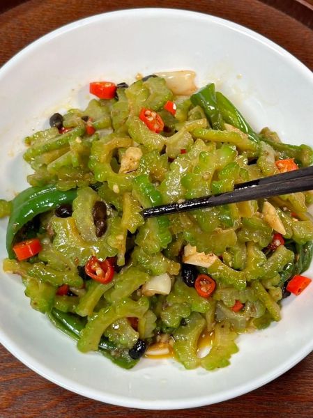 苦瓜炒青椒怎么做_苦瓜炒青椒先炒哪个-第1张图片-山城妙识