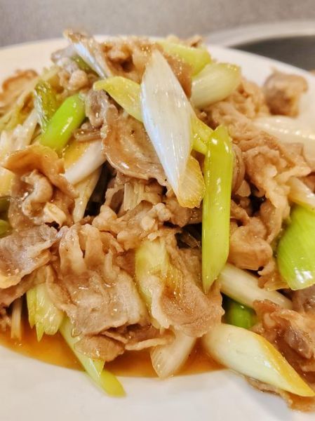 家常葱爆羊肉怎么做_羊肉去膻味技巧-第1张图片-山城妙识