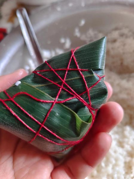 三角粽子怎么绑_三角粽子绑法图解-第3张图片-山城妙识