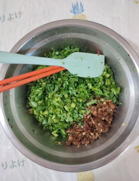 茼蒿饺子怎么调馅好吃_茼蒿包饺子要不要焯水-第1张图片-山城妙识