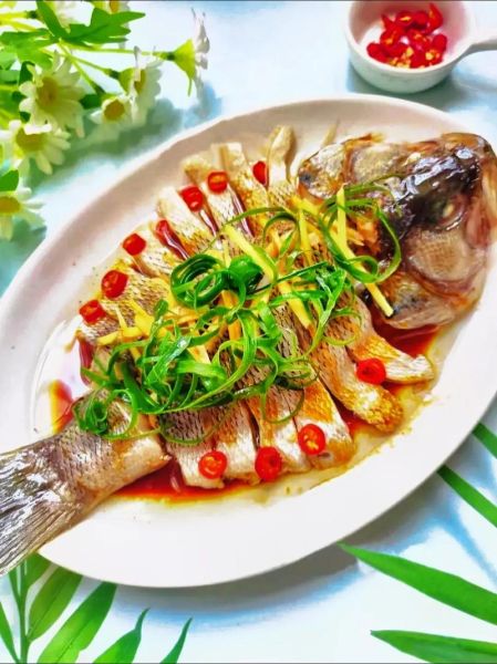 清蒸鲈鱼怎么做_清蒸鲈鱼的家常做法步骤-第3张图片-山城妙识