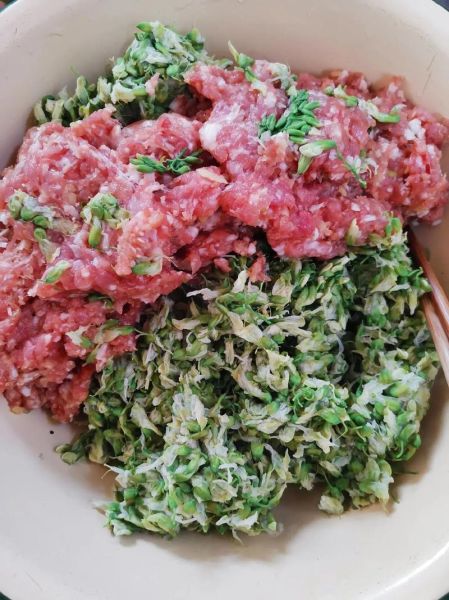 槐花木耳鸡蛋饺子馅儿怎么做_槐花木耳鸡蛋饺子馅儿好吃吗-第3张图片-山城妙识