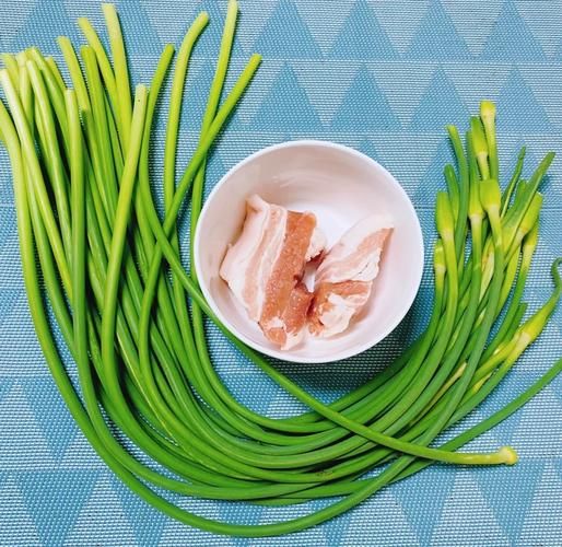 青蒜炒五花肉怎么做_青蒜炒五花肉先炒肉还是先炒蒜-第2张图片-山城妙识