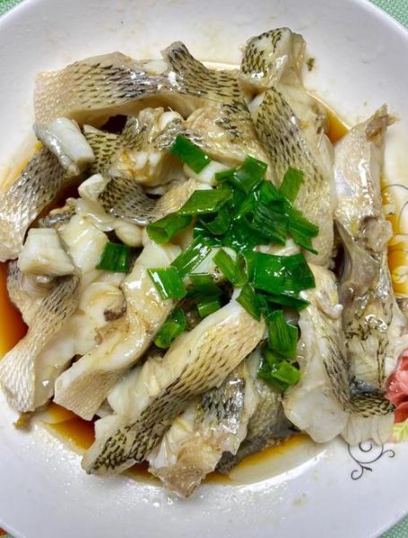 清蒸鲈鱼怎么做_清蒸鲈鱼蒸几分钟最好-第2张图片-山城妙识