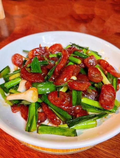 蒜苗炒腊肠怎么做_腊肠要不要先焯水-第2张图片-山城妙识