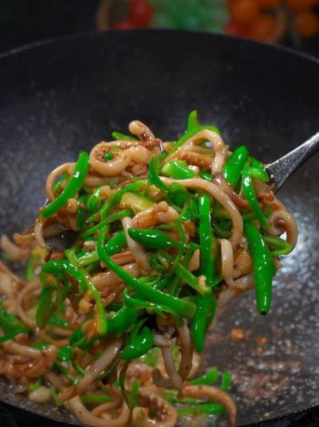 青椒炒鱿鱼怎么做_家常做法步骤-第3张图片-山城妙识