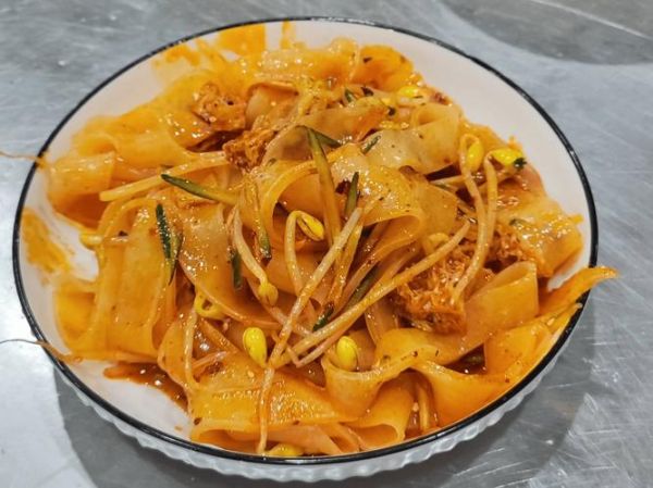 凉皮怎么做_凉皮制作全过程视频-第1张图片-山城妙识