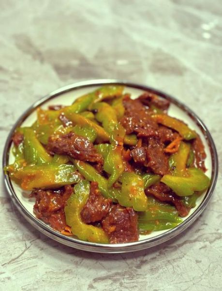 苦瓜炒肉怎样炒好吃_苦瓜炒肉不苦秘诀-第1张图片-山城妙识