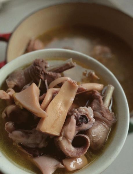 墨鱼炖鸡怎么做最好吃_墨鱼炖鸡的家常做法-第1张图片-山城妙识