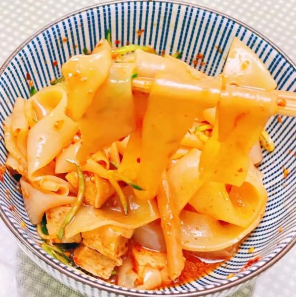 凉皮是什么原料做成的_凉皮用什么面粉最好-第1张图片-山城妙识