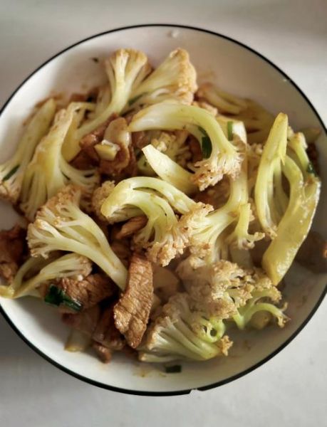 花菜炒肉怎么炒才脆_花菜炒肉要不要焯水-第1张图片-山城妙识 花菜炒肉怎么炒才脆_花菜炒肉要不要焯水-第1张图片-山城妙识