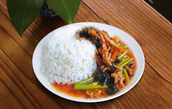 鱼香肉丝盖饭做法_鱼香肉丝盖饭热量高吗-第1张图片-山城妙识