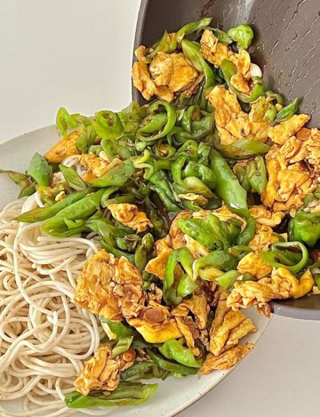 青椒炒蛋盖浇面怎么做_青椒炒蛋盖浇面热量高吗-第1张图片-山城妙识