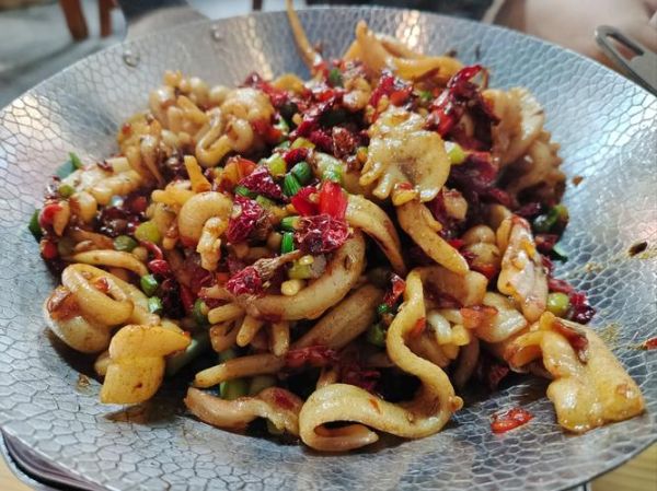 蘑菇炒鱿鱼怎么做好吃_蘑菇炒鱿鱼需要焯水吗-第1张图片-山城妙识