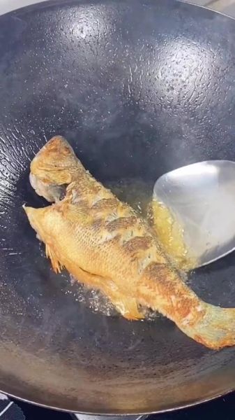 家常煎鱼怎么不粘锅_家常煎鱼的做法简单做法-第3张图片-山城妙识
