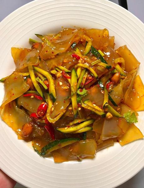 五彩拉皮怎么做好吃_凉拌菜窍门有哪些-第2张图片-山城妙识