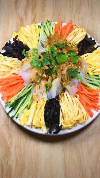 五彩拉皮怎么做好吃_凉拌菜窍门有哪些-第3张图片-山城妙识