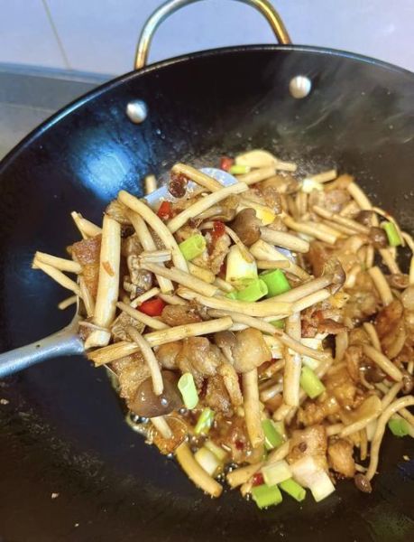 鲜茶树菇炒肉怎么做_茶树菇炒肉要不要焯水-第1张图片-山城妙识