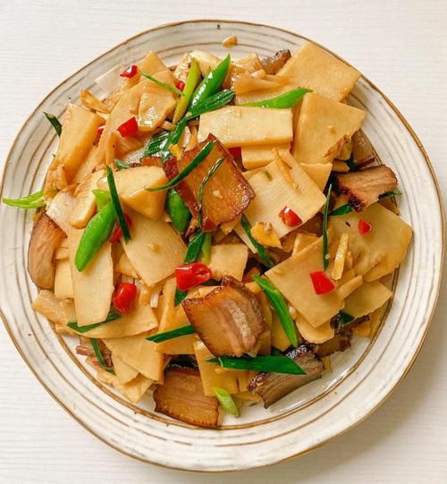 春笋炒腊肉怎么做_春笋炒腊肉先炒哪个-第1张图片-山城妙识