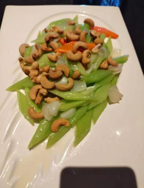 西芹腰果怎么炒才脆_西芹腰果焯水还是直接炒-第1张图片-山城妙识