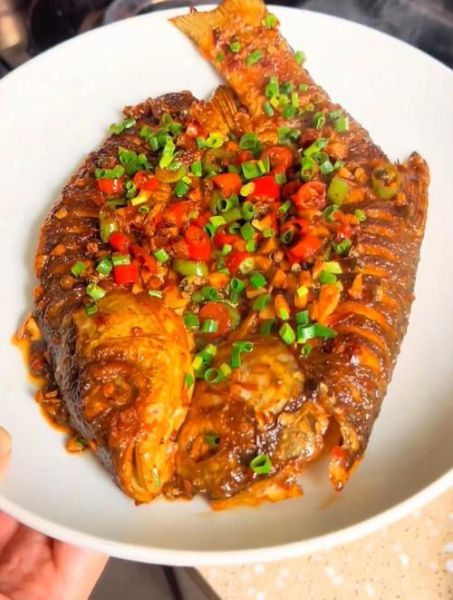 红烧全草鱼怎么做_红烧草鱼最简单做法-第1张图片-山城妙识