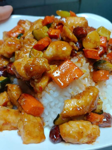 宫爆鸡丁盖饭怎么做_宫爆鸡丁盖饭热量高吗-第1张图片-山城妙识