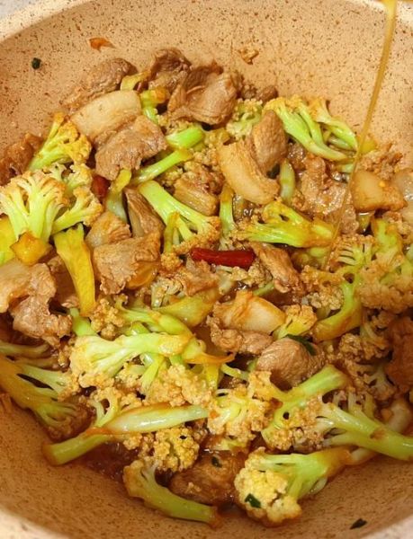 菜花怎样做才好吃_家常菜花炒肉做法-第1张图片-山城妙识