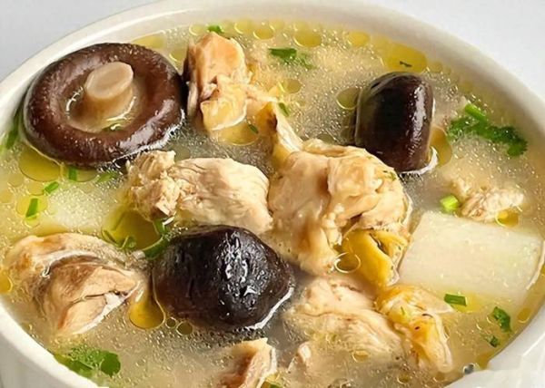 香菇鸡汤怎么炖好喝_家常香菇鸡汤图片大全-第1张图片-山城妙识